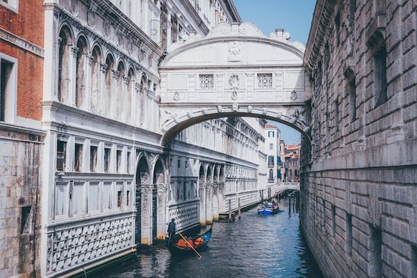 Ponte dei Sospiri: storia e leggenda del luogo più noto di Venezia